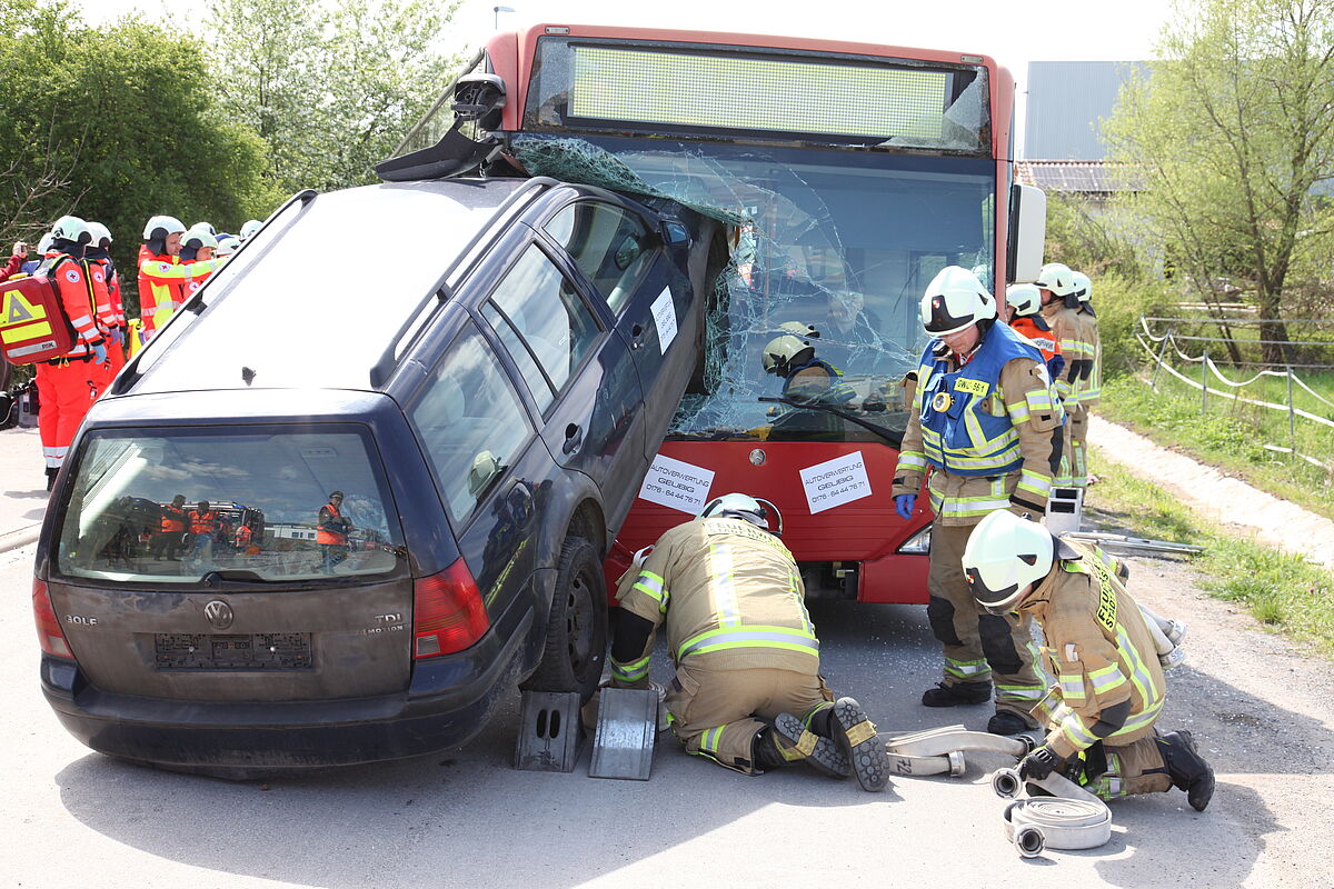 Bus und zwei Pkw kollidiert: Rund 30 Verletzte zu versorgen - Kreisverband Haßberge